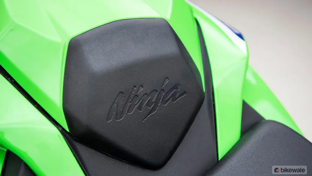 Kawasaki Ninja ZX-6R Seat Image – BikeWale