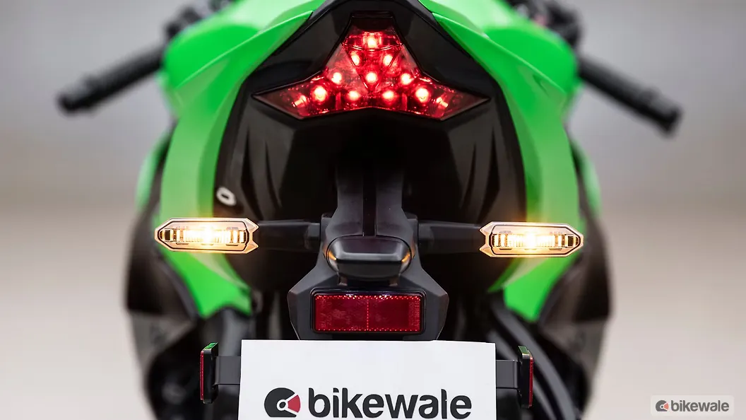 Kawasaki Ninja ZX-6R Rear Turn Indicators Image – BikeWale