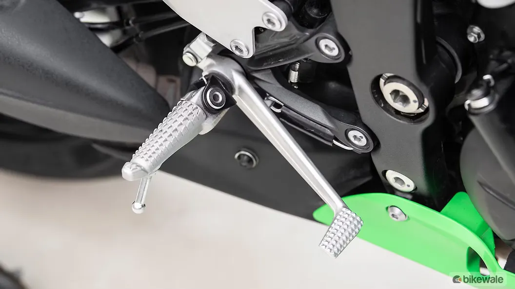 Kawasaki Ninja ZX-6R Gear Shift Lever Image – BikeWale