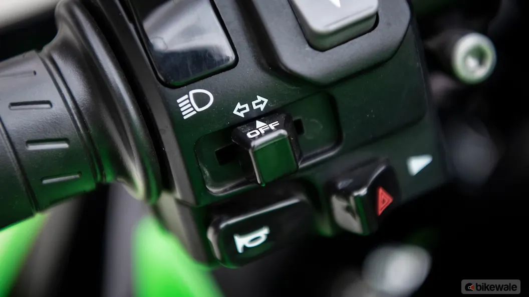 Kawasaki Ninja ZX-6R Turn Indicators Switch Image – BikeWale