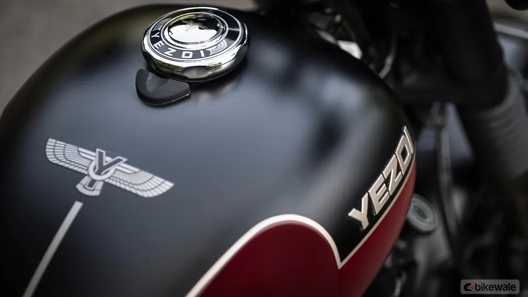Yezdi Roadster Right Side View Image – BikeWale