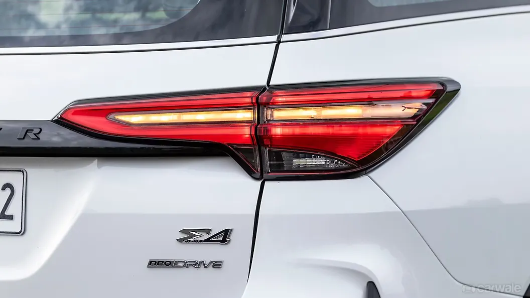 Fortuner Legender Rear Badge Image, Fortuner Legender Photos in India ...