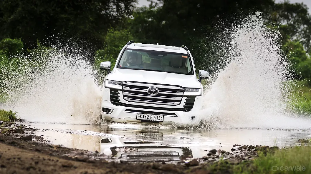 Land Cruiser Front View Image, Land Cruiser Photos in India - CarWale