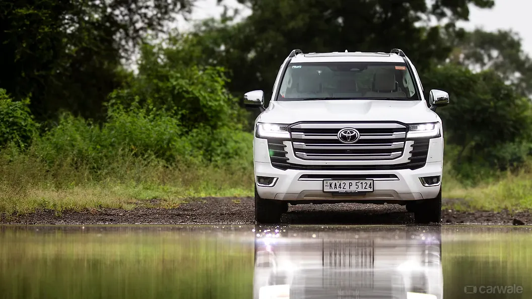 Land Cruiser Front View Image, Land Cruiser Photos in India - CarWale