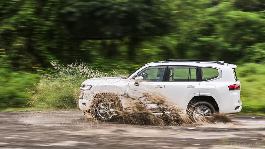 Land Cruiser Left Side View Image, Land Cruiser Photos in India - CarWale