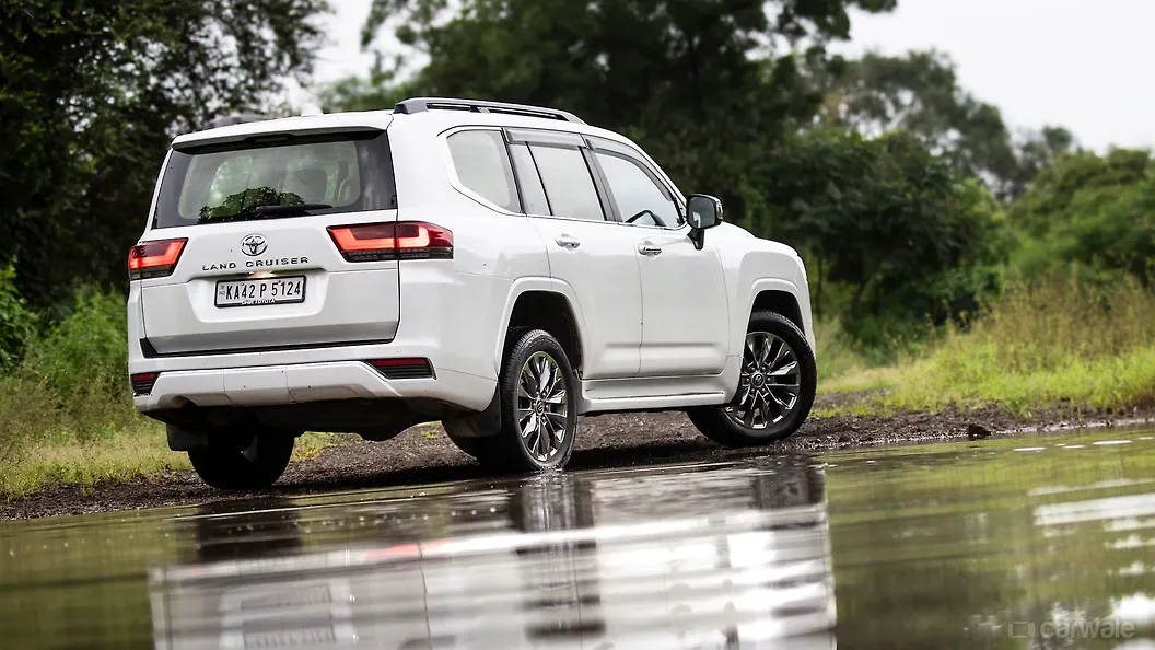 Land Cruiser Right Rear Three Quarter Image, Land Cruiser Photos in ...