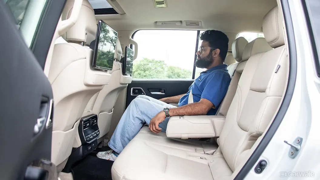 Land Cruiser Second Row Seats Image, Land Cruiser Photos in India - CarWale