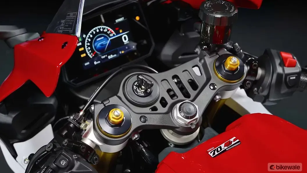 Yamaha YZF-R7 Right Front Three Quarter Image – BikeWale
