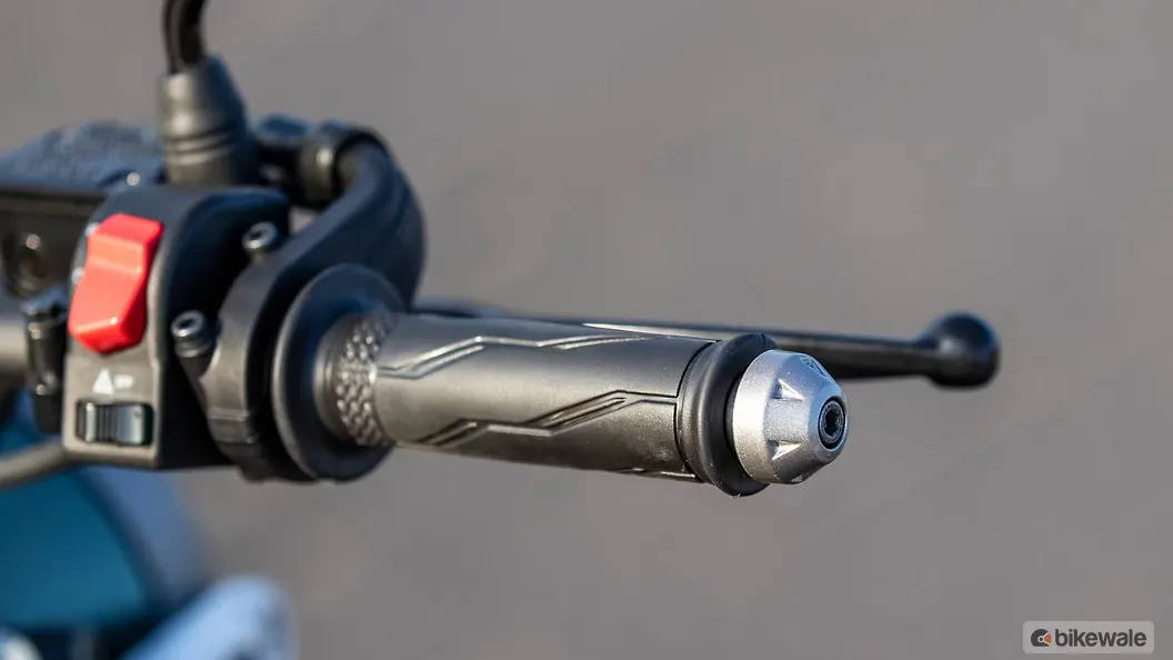 Yamaha XSR 155 Bar End weight Image – BikeWale