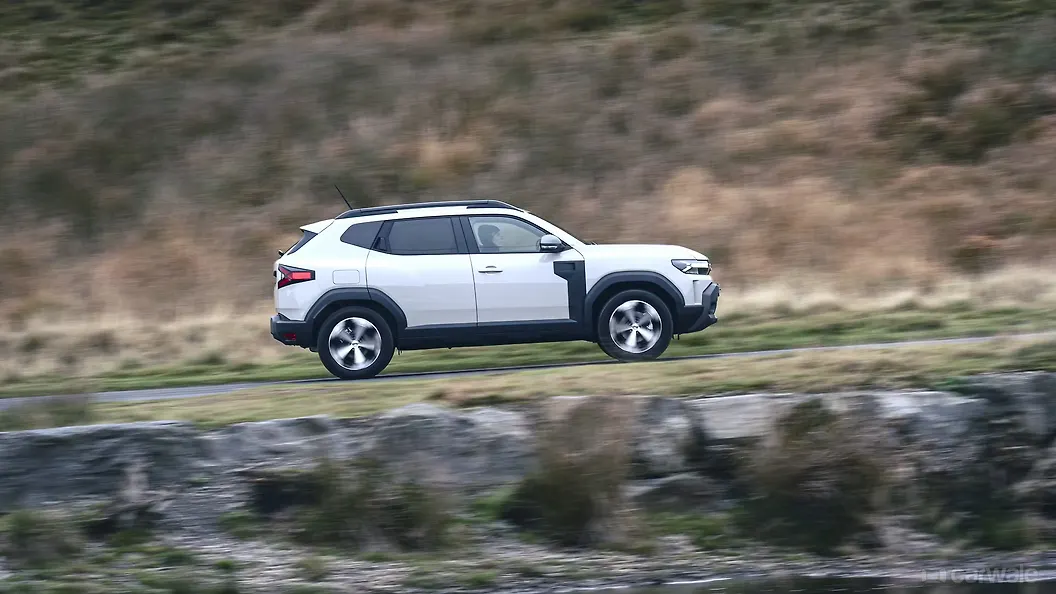 New Duster Right Side View Image, New Duster Photos in India - CarWale