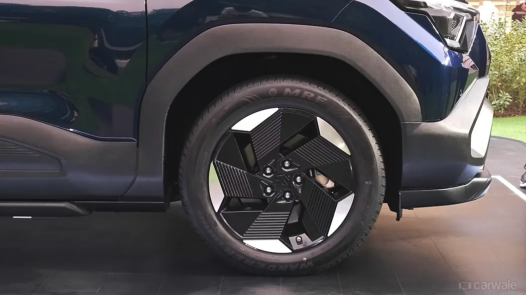 e Vitara Wheel Image, e Vitara Photos in India - CarWale