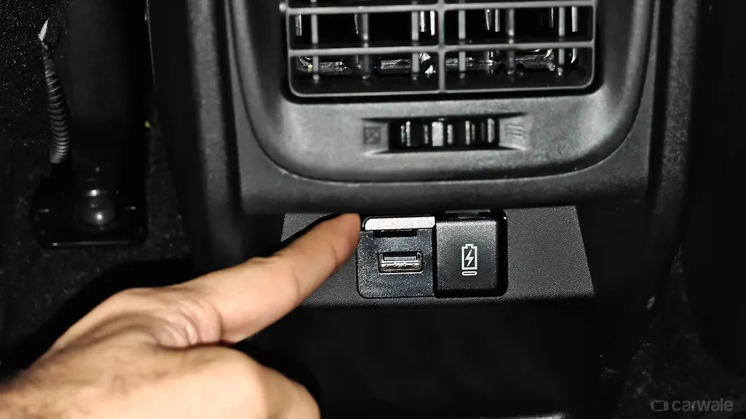 e Vitara USB Port/AUX/Power Socket/Wireless Charging Image, e Vitara ...