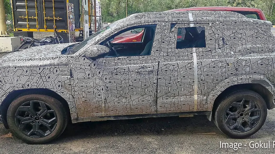 Duster Left Side View Image, Duster Photos in India - CarWale