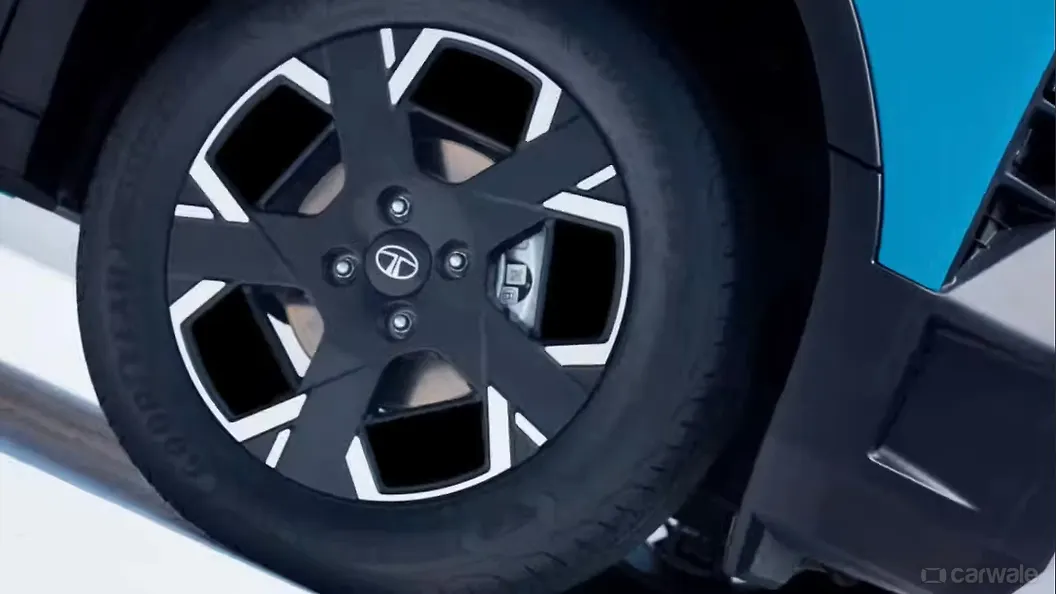 Punch Facelift Front View Image, Punch Facelift Photos in India - CarWale