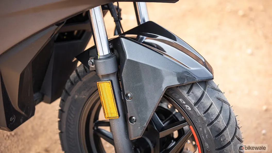 Simple Energy One Gen 2 Front Turn Indicators Image – BikeWale