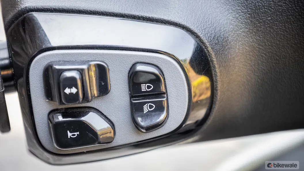 Bajaj Chetak C25 High Beam Low Beam Switch Image – BikeWale