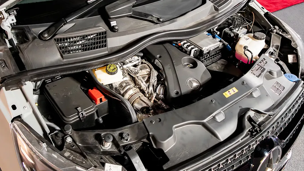 V-Class Engine Shot Image, V-Class Photos in India - CarWale