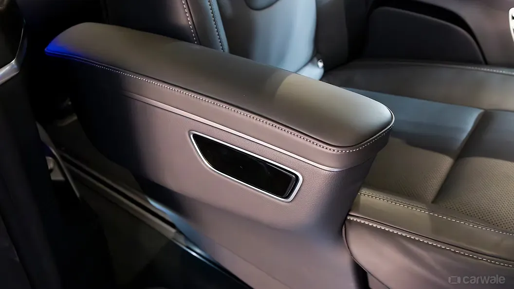 V-Class Second Row Centre Arm Rest Image, V-Class Photos in India - CarWale
