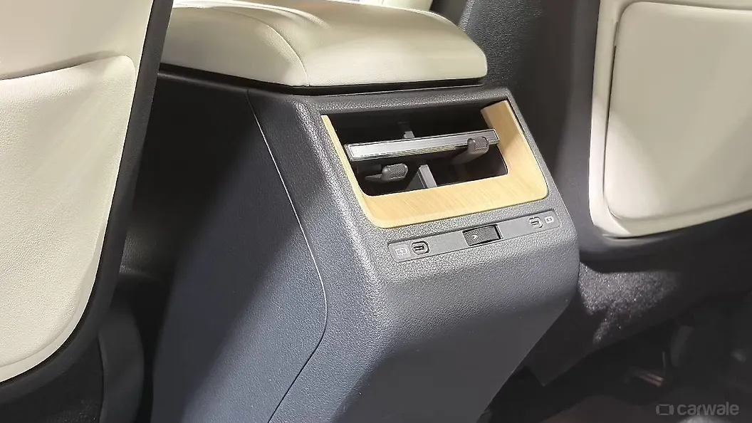 ES Rear Row Air Vent Image, ES Photos in India - CarWale