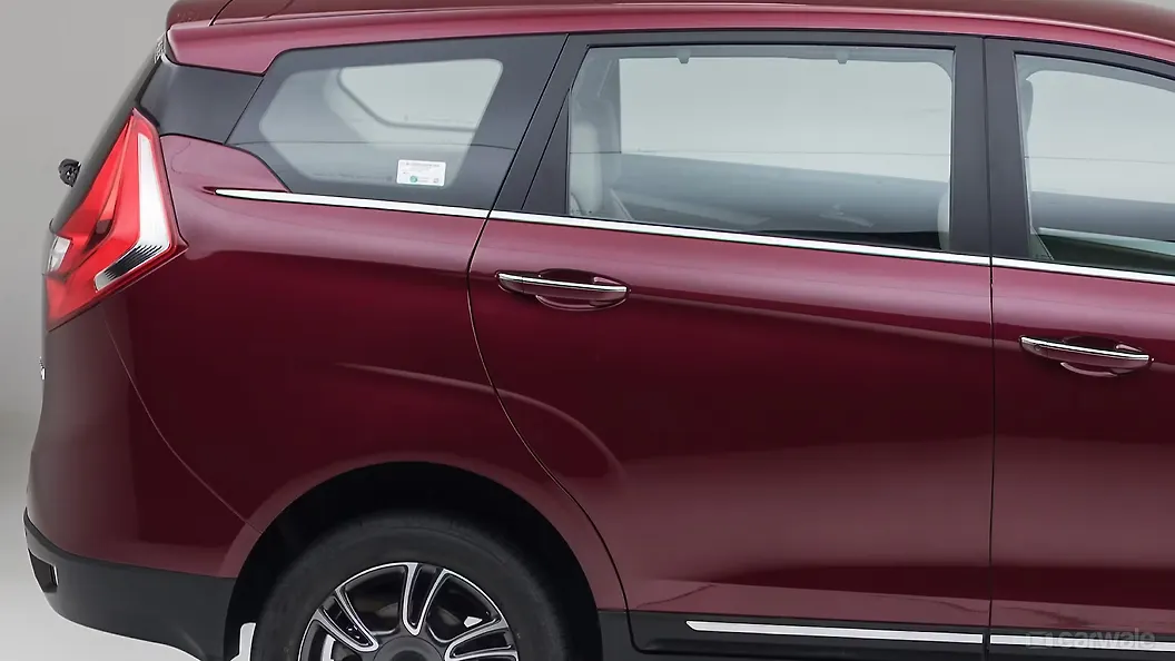 Marazzo Blinker Image, Marazzo Photos in India - CarWale