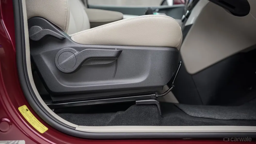 Marazzo Inner Rear View Mirror Image, Marazzo Photos in India - CarWale