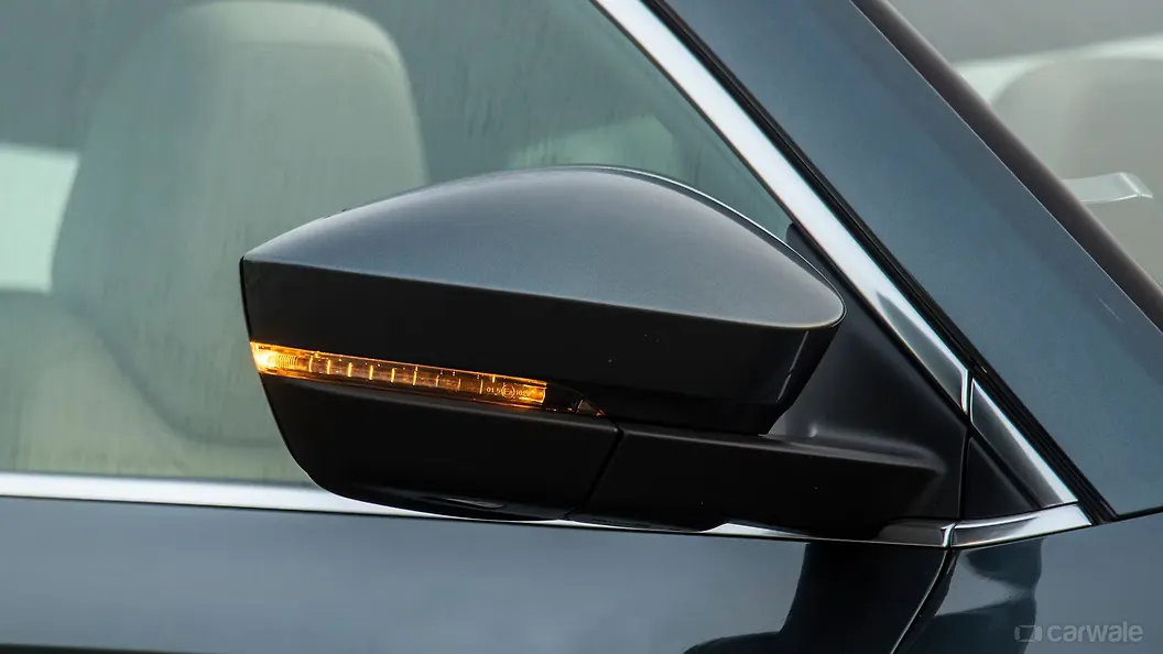 Karoq ORVM Blinker Image, Karoq Photos in India - CarWale