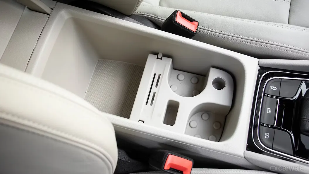 Karoq Front Centre Arm Rest Storage Image, Karoq Photos in India - CarWale