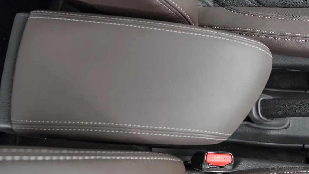 Kicks Front Centre Arm Rest Image, Kicks Photos in India - CarWale