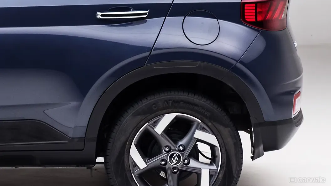 Venue [2019-2022] Rear Fender Image, Venue [2019-2022] Photos in India ...