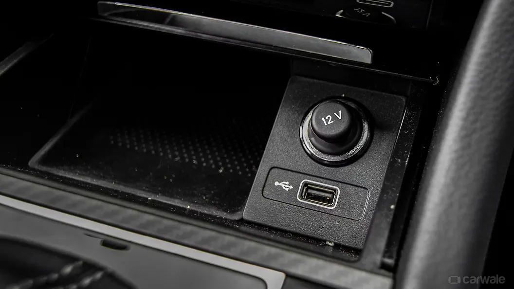 Superb USB Port/AUX/Power Socket/Wireless Charging Image, Superb Photos ... Superb USB Port/AUX/Power Socket/Wireless Charging Image, Superb Photos ...