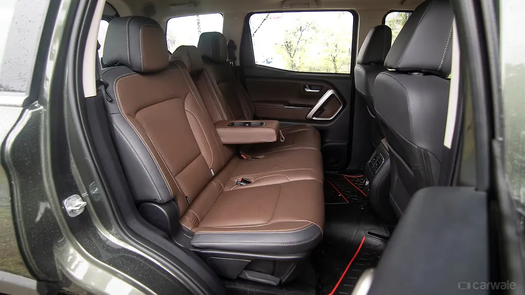 Scorpio N Second Row Centre Arm Rest Image, Scorpio N Photos in India ...