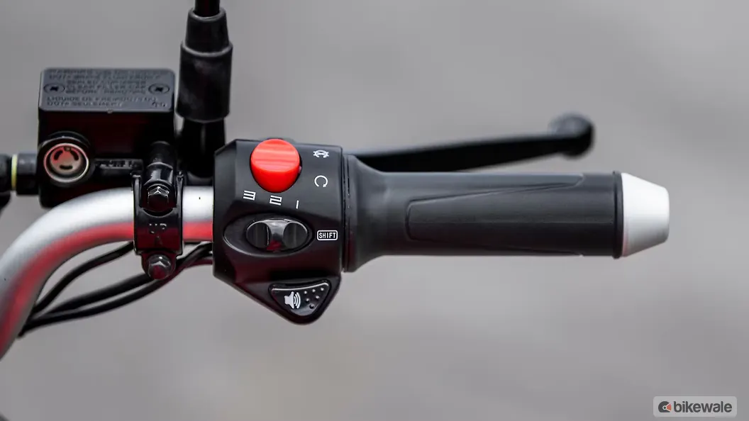 Revolt RV400 Right Side Handelbar Throttle Grip Image – BikeWale