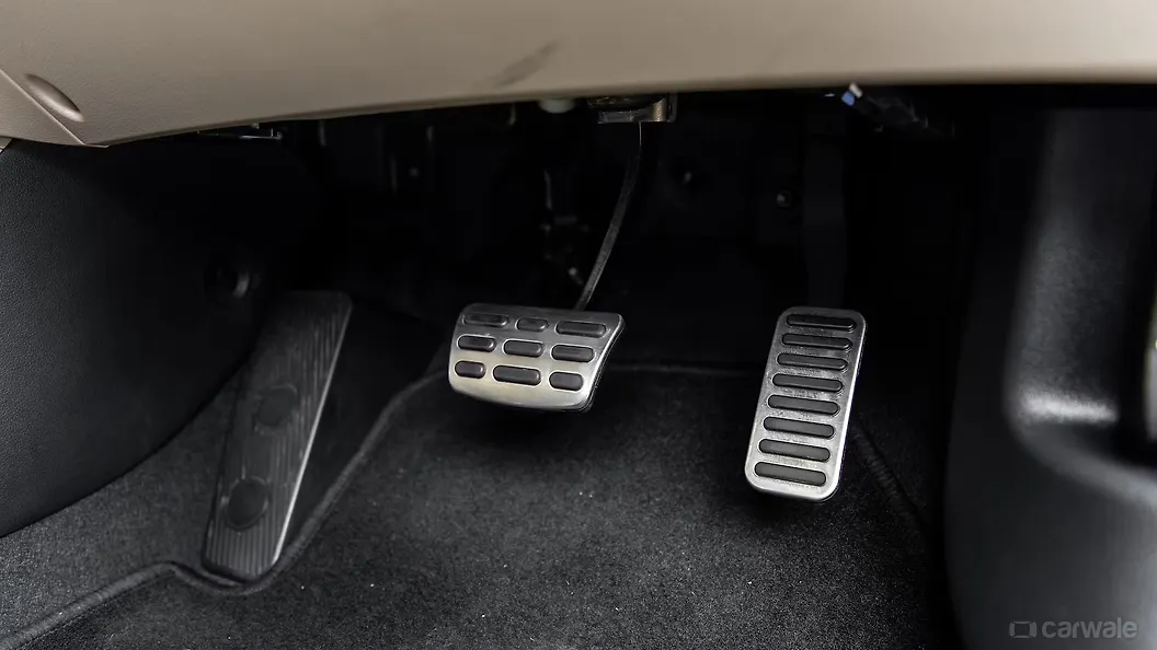 Elantra Pedals/Foot Controls Image, Elantra Photos in India - CarWale