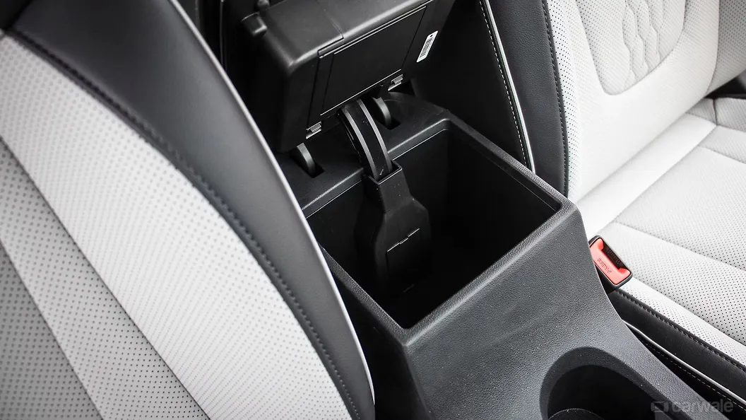 Creta Front Centre Arm Rest Storage Image, Creta Photos in India - CarWale