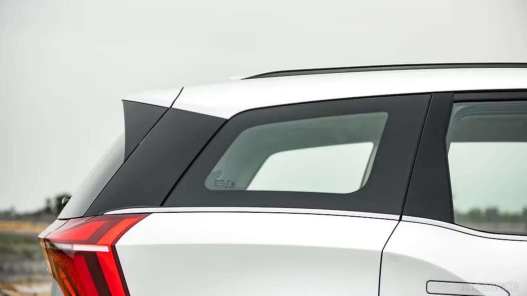 XUV700 Rear Quarter Glass Image, XUV700 Photos in India - CarWale