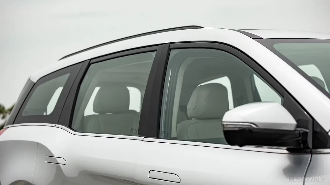 XUV700 Side Glass Housing Image, XUV700 Photos in India - CarWale