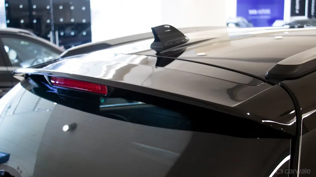 नेक्सन ईवी Rear Spoiler इमेज, नेक्सन ईवी भारत में फ़ोटोज़ - कारवाले