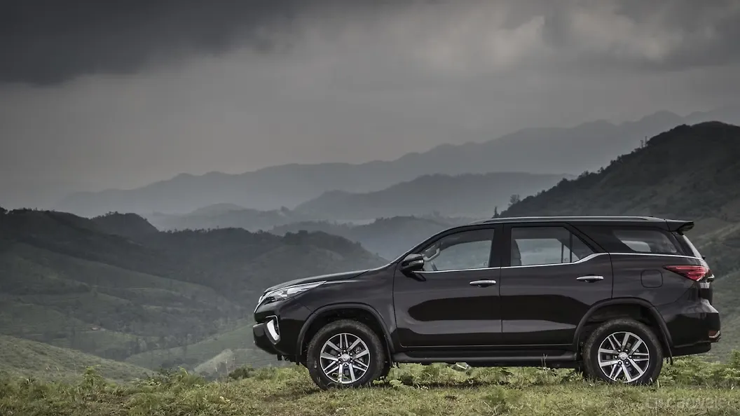 Fortuner [2016-2021] Left Side View Image, Fortuner [2016-2021] Photos ...