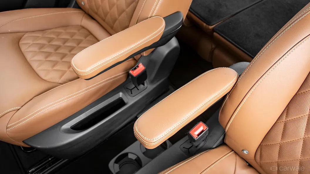 Gloster Second Row Centre Arm Rest Image, Gloster Photos in India - CarWale