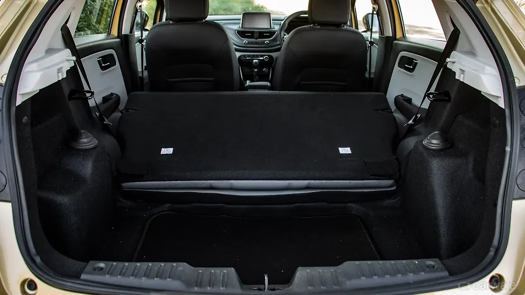 Altroz Rear Seat Space Image, Altroz Photos in India - CarWale