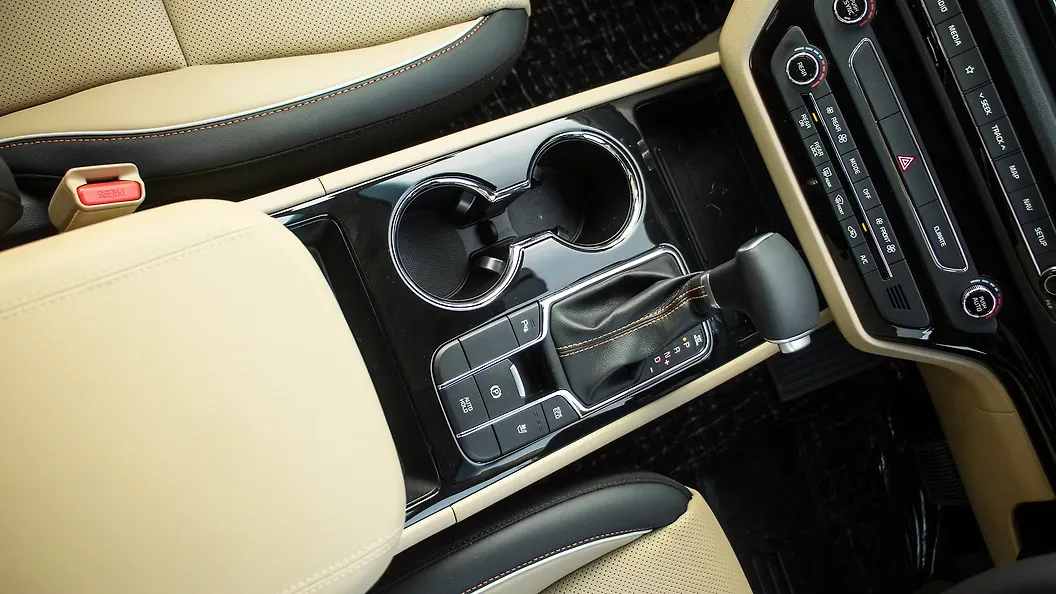 Kia Carnival Images, Interior & Exterior Photo Gallery - CarWale