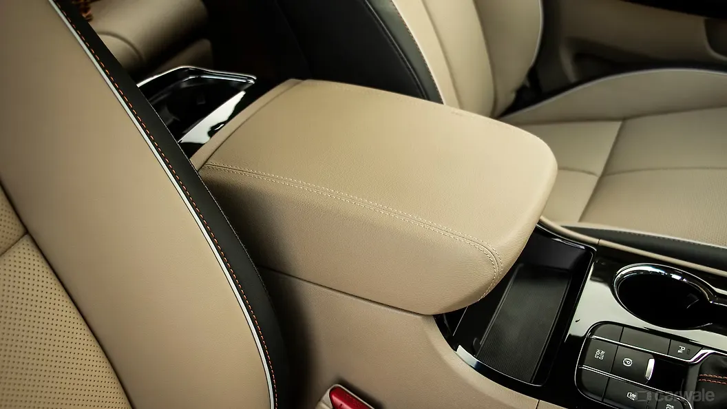 Carnival Rear Arm Rest Image, Carnival Photos in India - CarWale