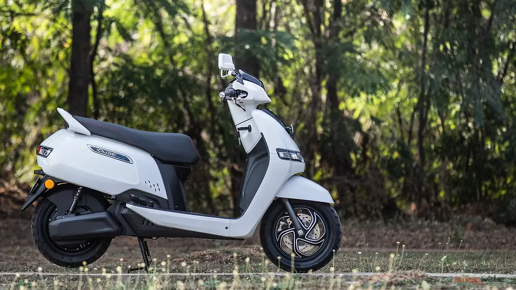 TVS iQube Right Side View Image – BikeWale