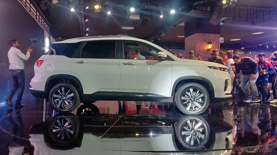 Hector Plus Right Side Image, Hector Plus Photos in India - CarWale