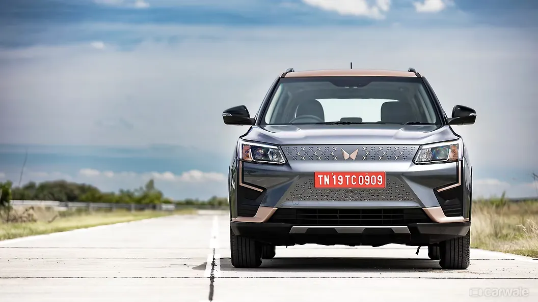 XUV400 Front View Image, XUV400 Photos in India - CarWale