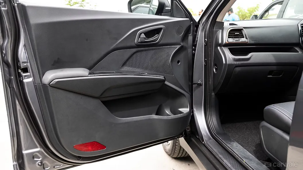 XUV400 Front Left Door Pad Image, XUV400 Photos in India - CarWale