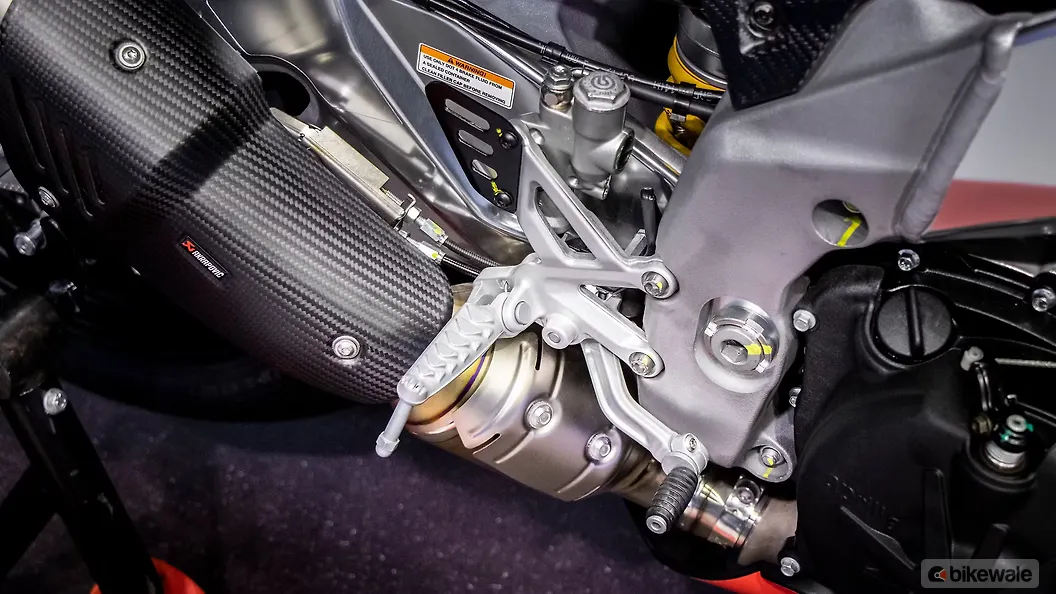 Aprilia RSV4 1100 Factory - [2020-2023] Front Image – BikeWale