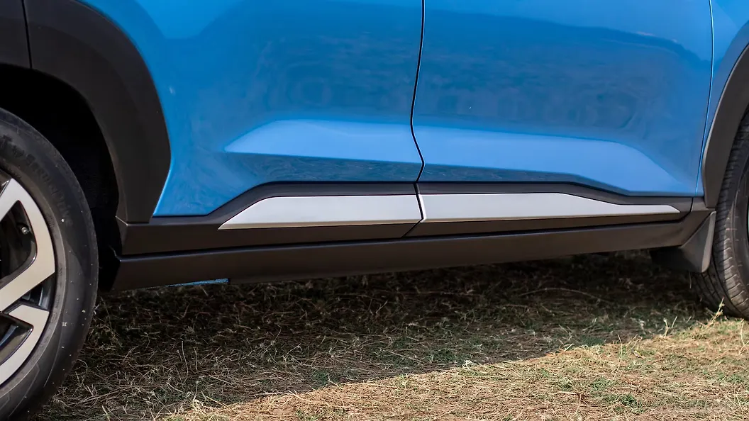 Magnite Side Cladding Image, Magnite Photos in India - CarWale