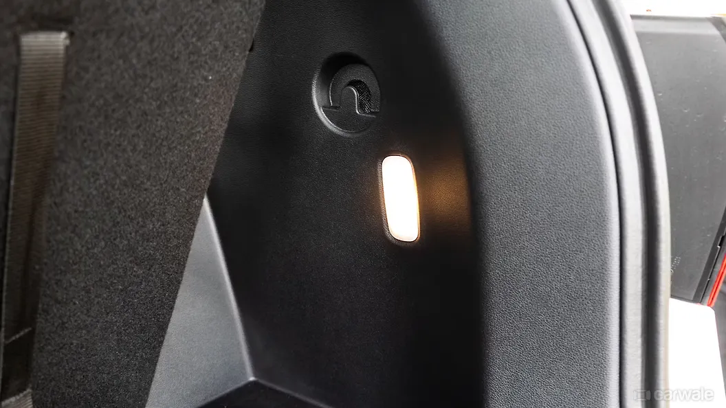 Alcazar Boot Light Image, Alcazar Photos in India - CarWale