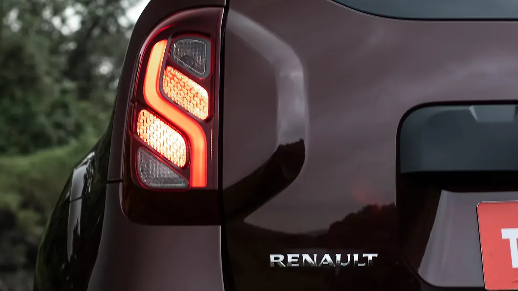 Renault Duster Photo, duster tail light tail lamp Image - CarWale